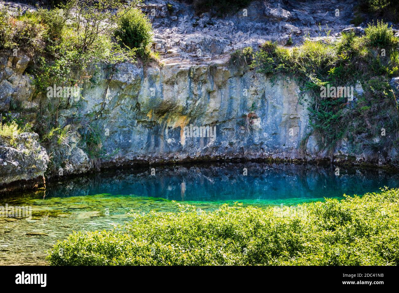 Pozo de agua rural hi-res stock photography and images - Alamy