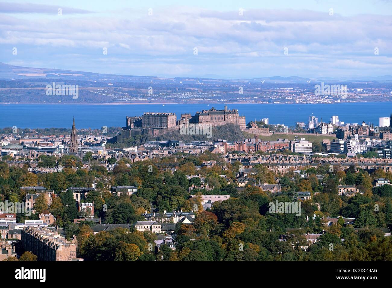 Edinburgh Castle in front of the Firth of Forth, the Fife mountains in ...