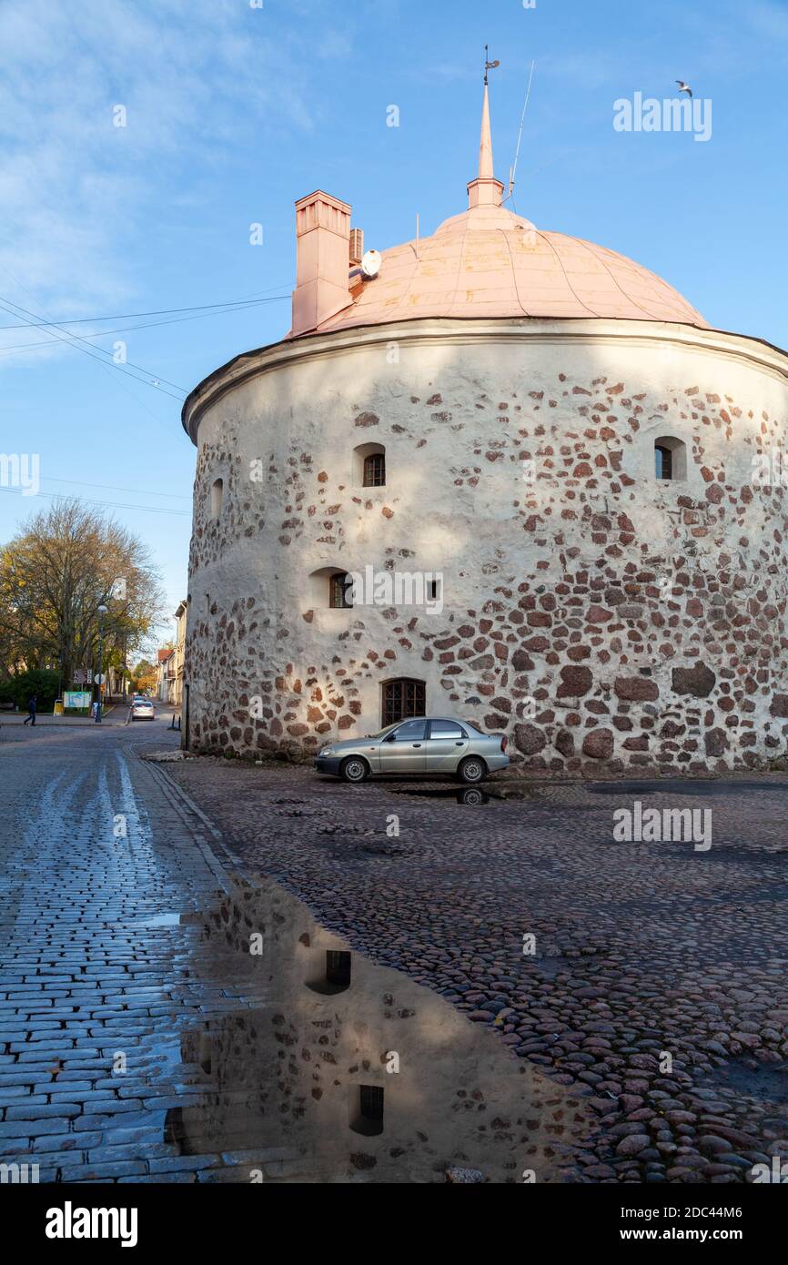 Round medieval tower hi-res stock photography and images - Alamy