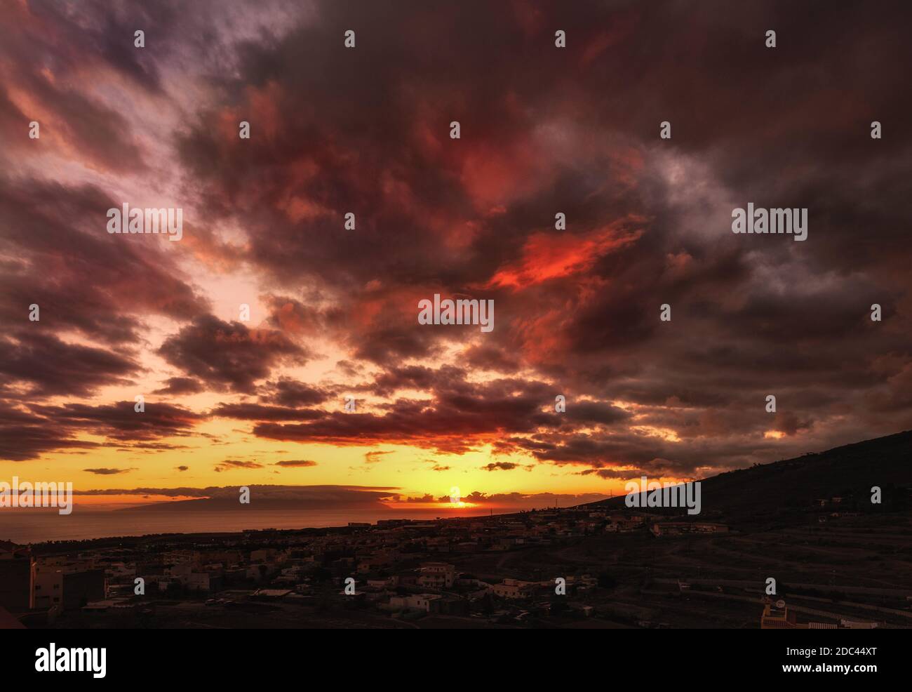 Fiery red clouds hi-res stock photography and images - Alamy