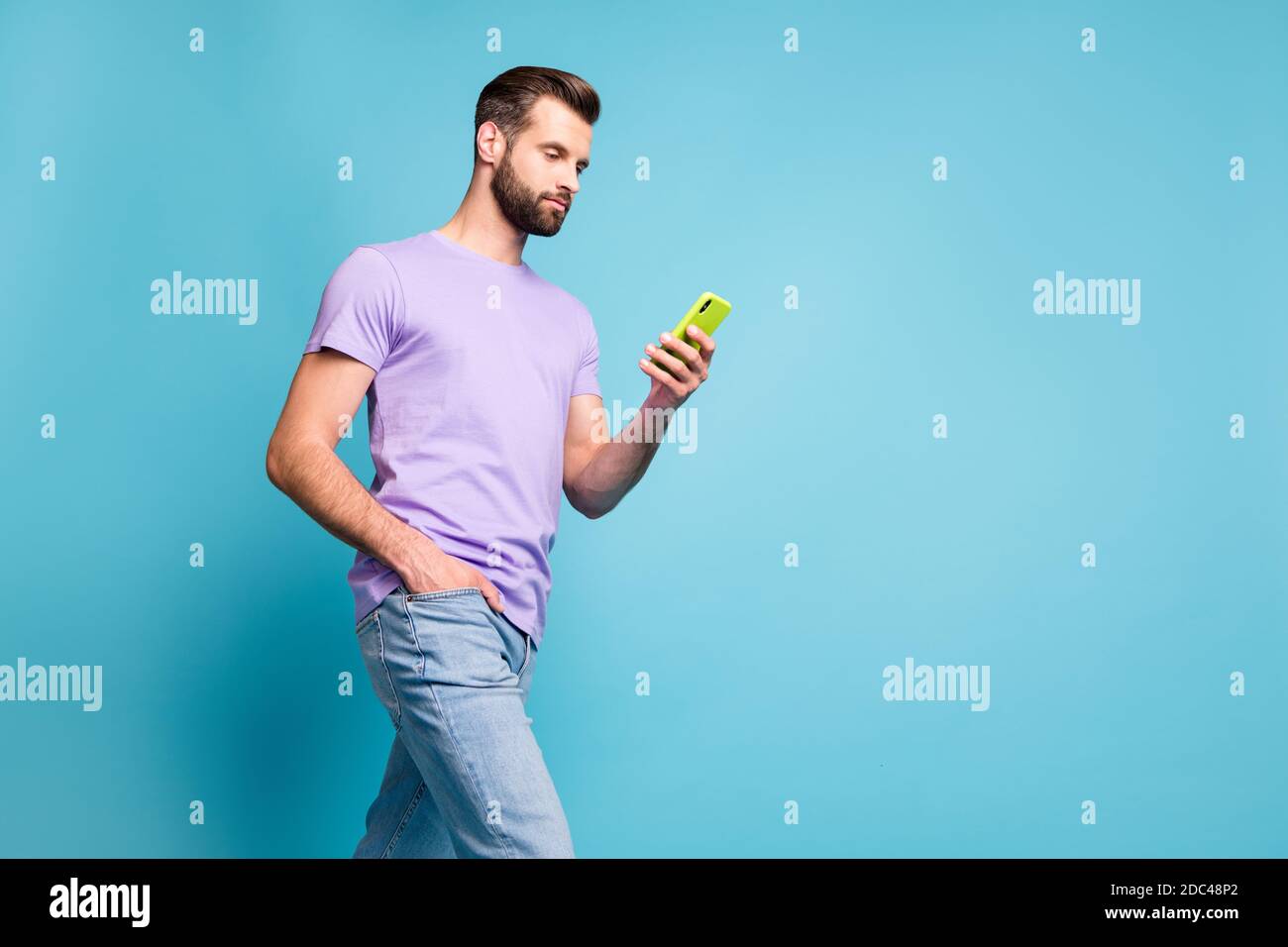 Photo portrait of confident entrepreneur sending message on mibile ...