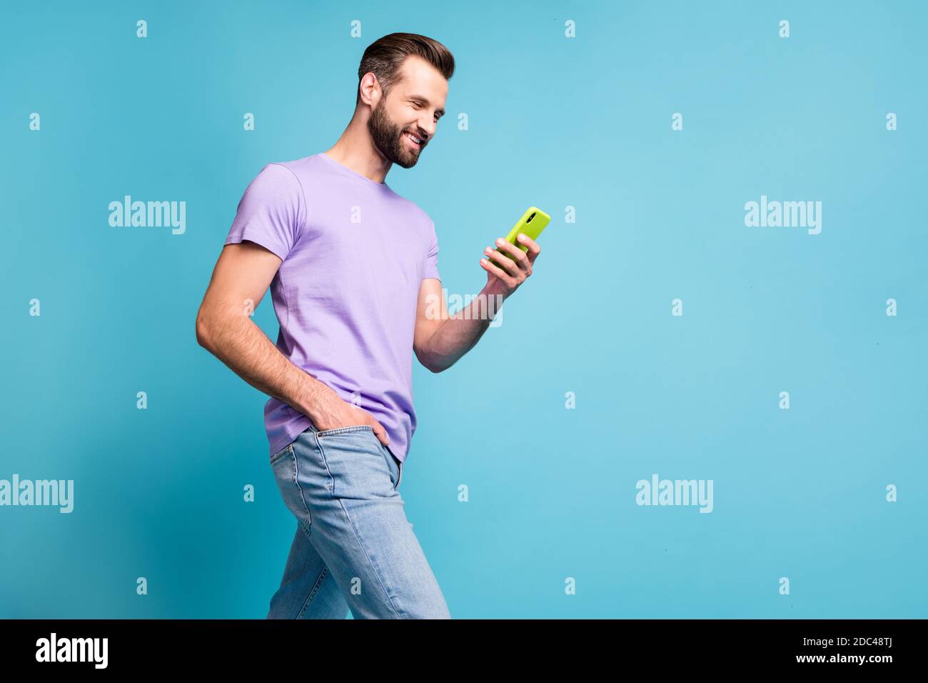 Photo portrait of cheerful freelancer using mobile phone stepping ...