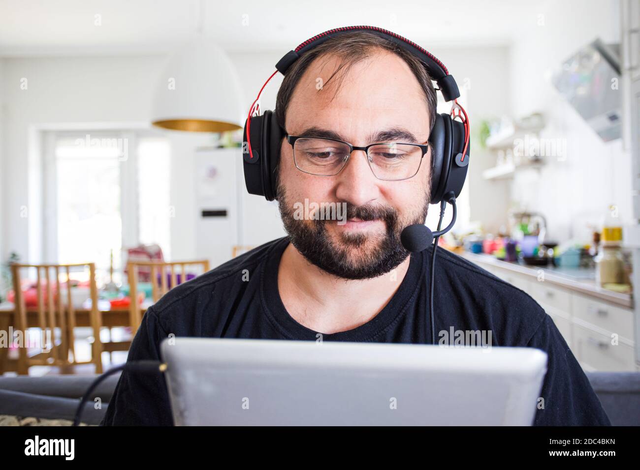 Speaking language headphones hi-res stock photography and images - Alamy