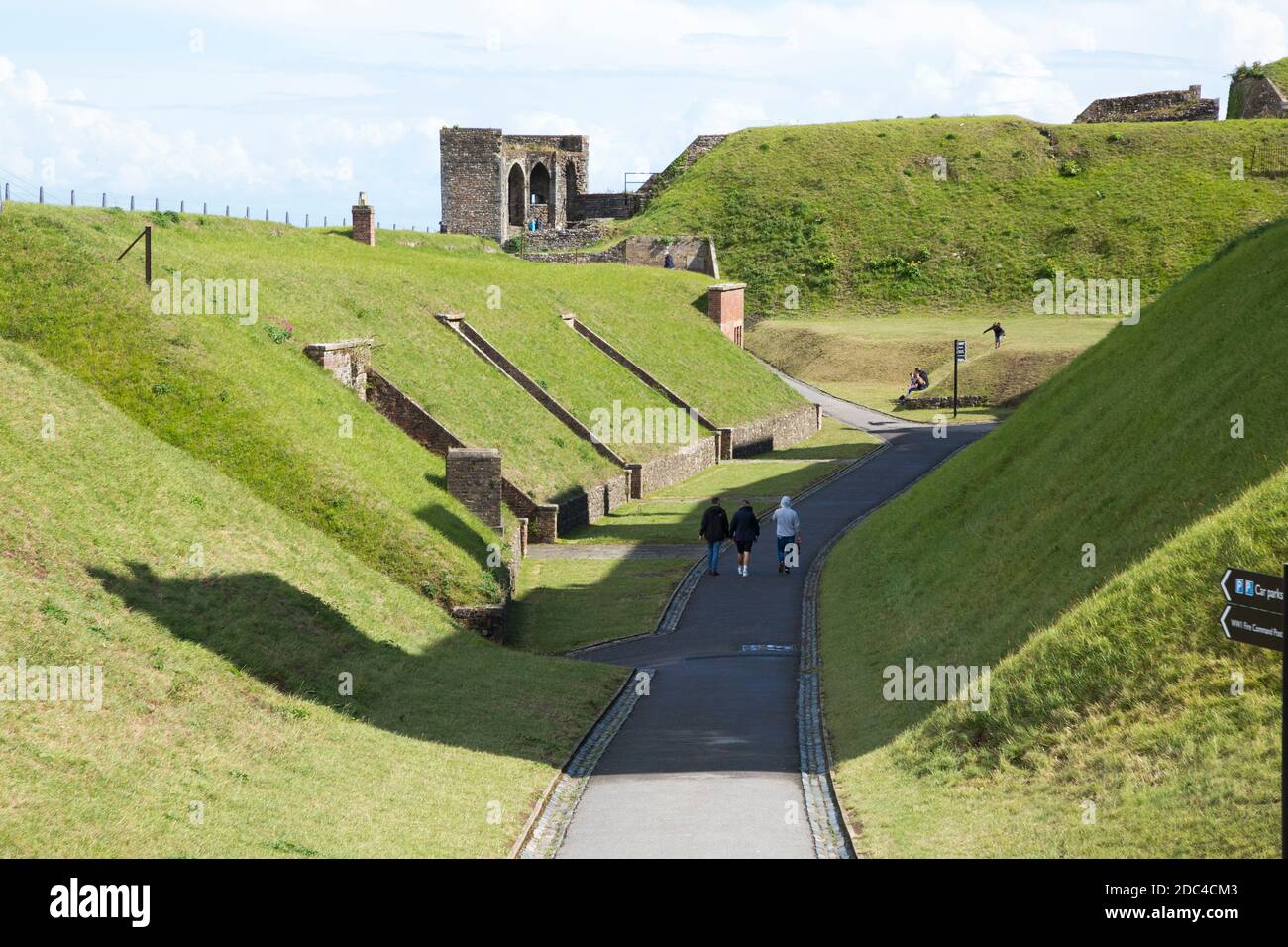 Defences between the outer curtain wall (Left) and inner circuit walls ...