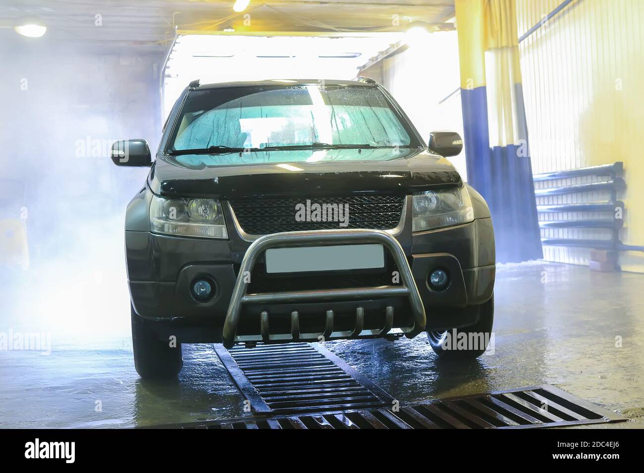 Car wheel under washing hi-res stock photography and images - Alamy