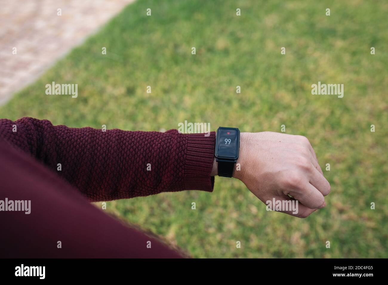 Clock on the wrist measuring the pulses Stock Photo - Alamy
