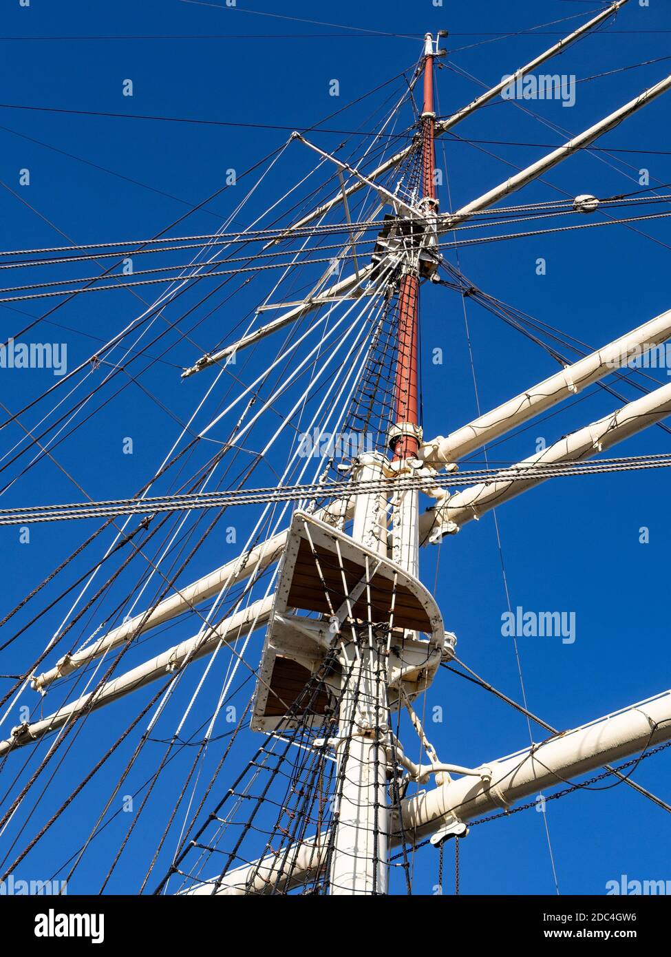 View mast sailing vessel hi-res stock photography and images - Alamy