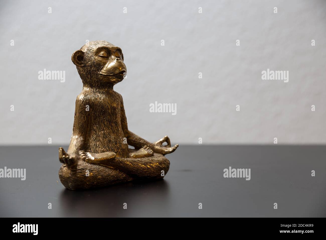 Monkey statue hi-res stock photography and images - Alamy