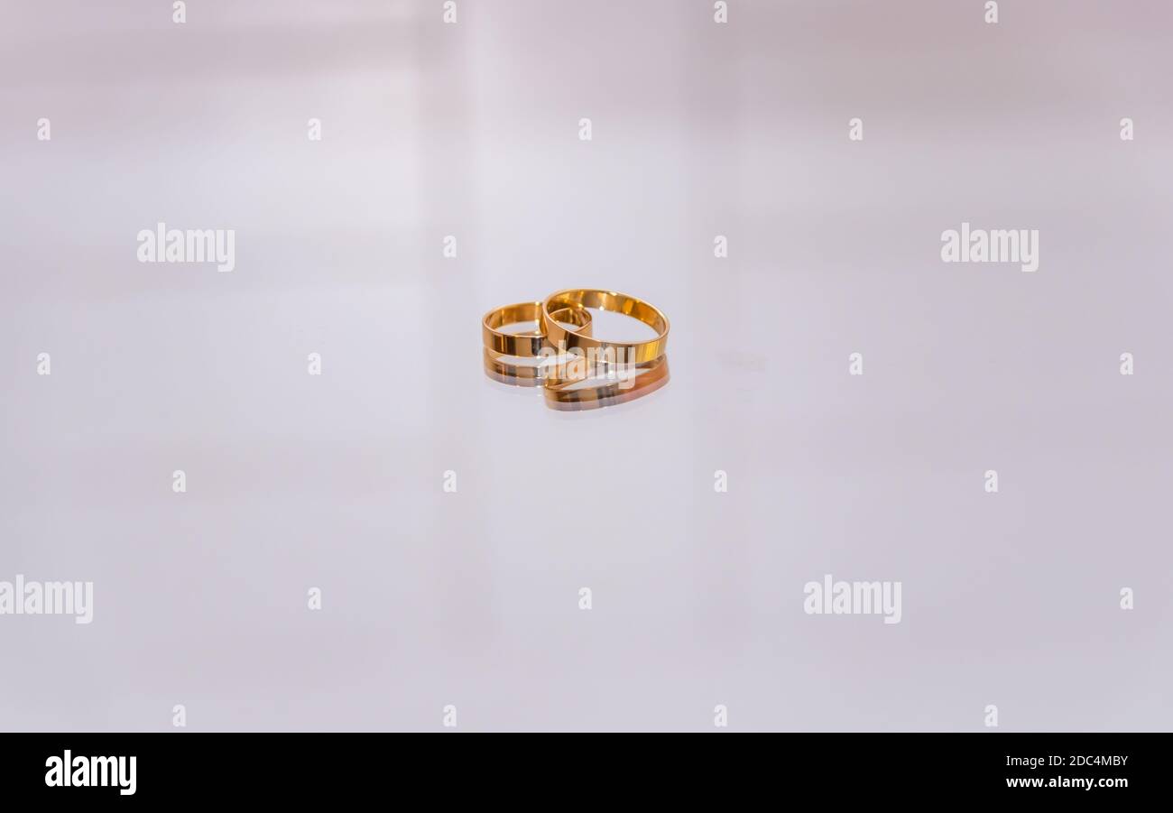 wedding rings that offer a nice reflection in a mirror Stock Photo - Alamy