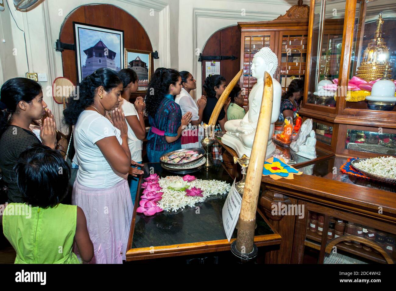 Lord buddha sri lanka hi-res stock photography and images - Alamy