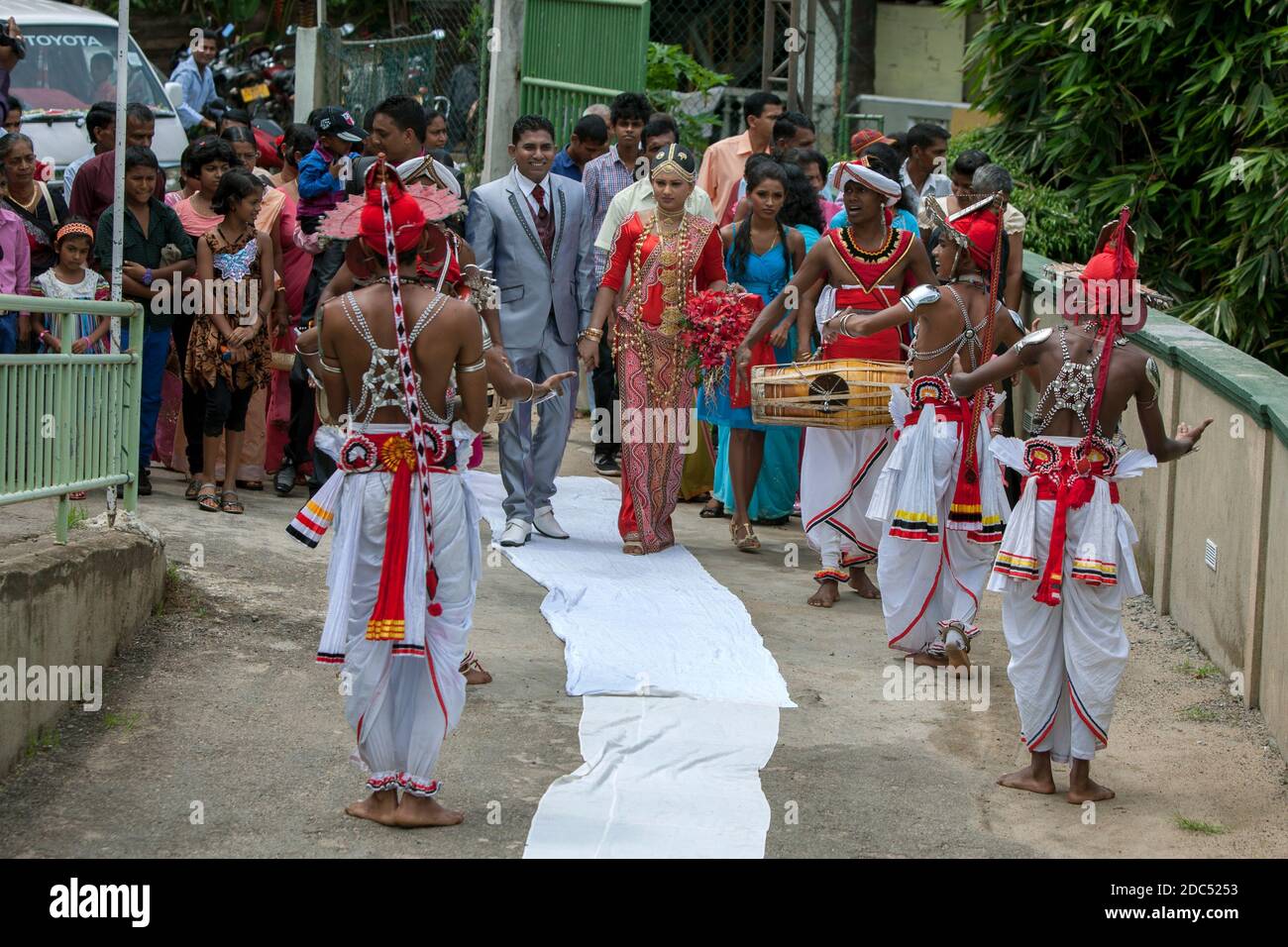 Sri lanka kandyan dancers hi-res stock photography and images - Alamy