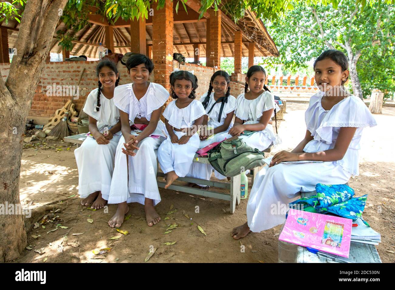 Sri lanka school girls hi-res stock photography and images - Alamy