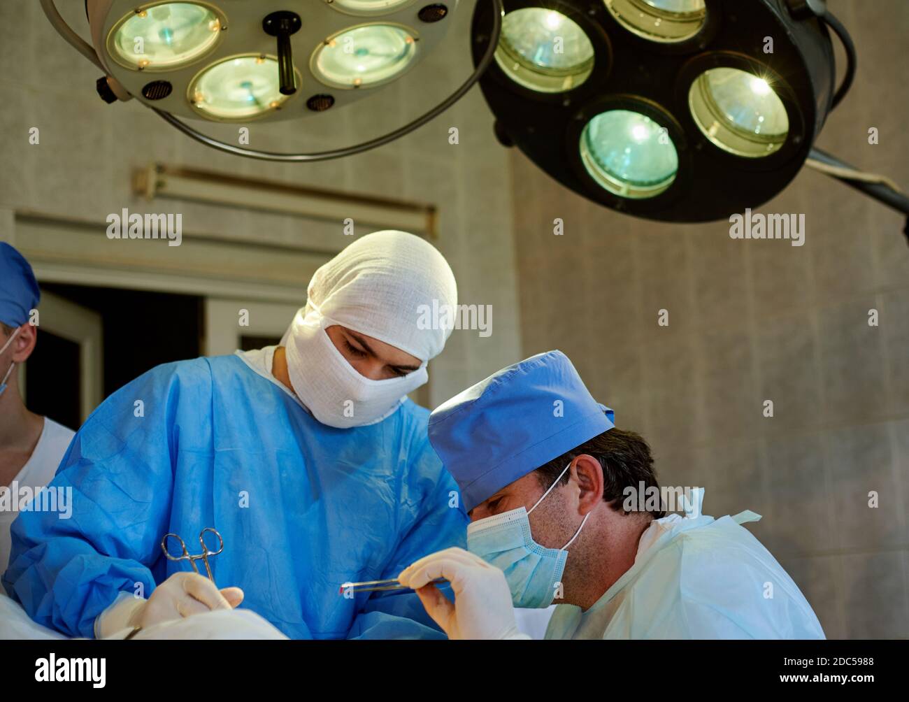 Doctor operating above hi-res stock photography and images - Alamy