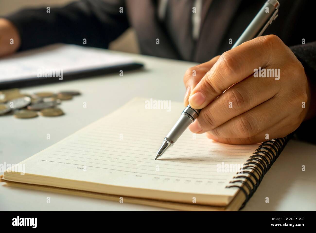 Writer at desk hi-res stock photography and images - Alamy