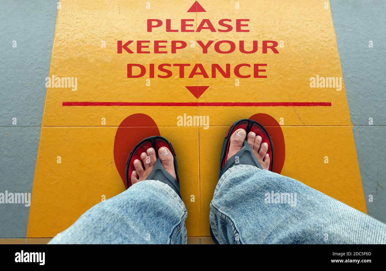 Please queue here sign hi-res stock photography and images - Alamy