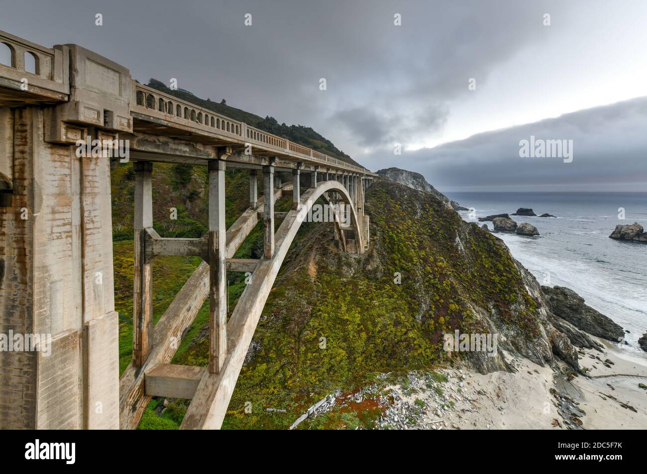 Rocky Creek Bridge, spandrel arch bridge in California, Big Sur in ...