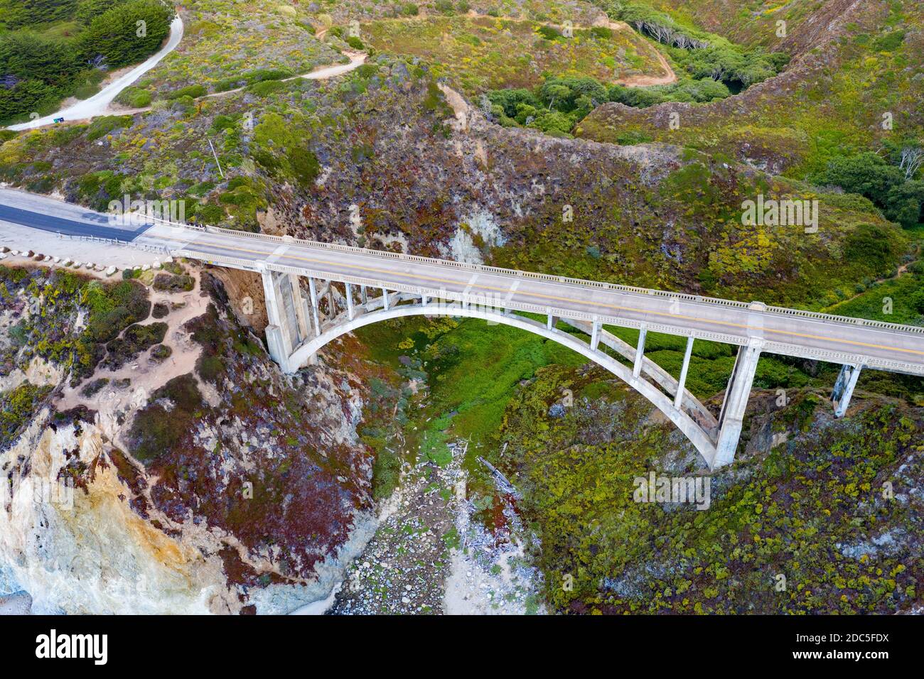 Rocky Creek Bridge, spandrel arch bridge in California, Big Sur in ...