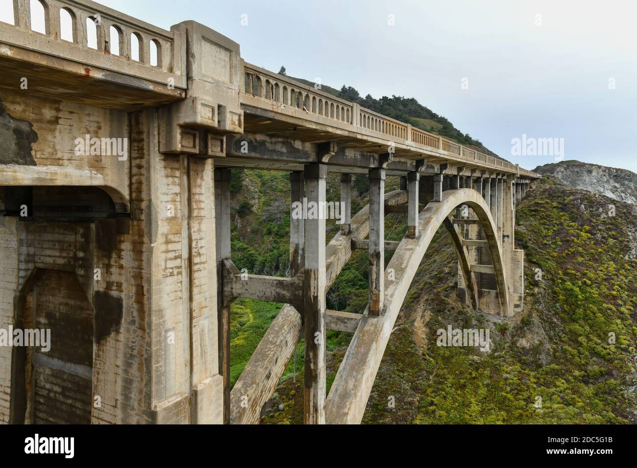 Rocky Creek Bridge, spandrel arch bridge in California, Big Sur in ...