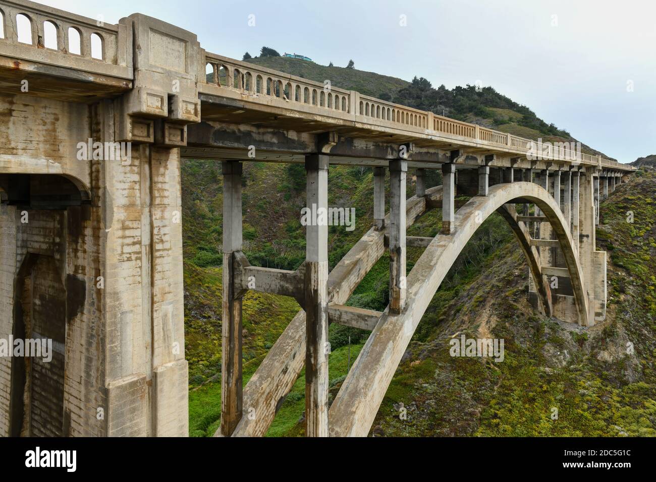Rocky Creek Bridge, spandrel arch bridge in California, Big Sur in ...