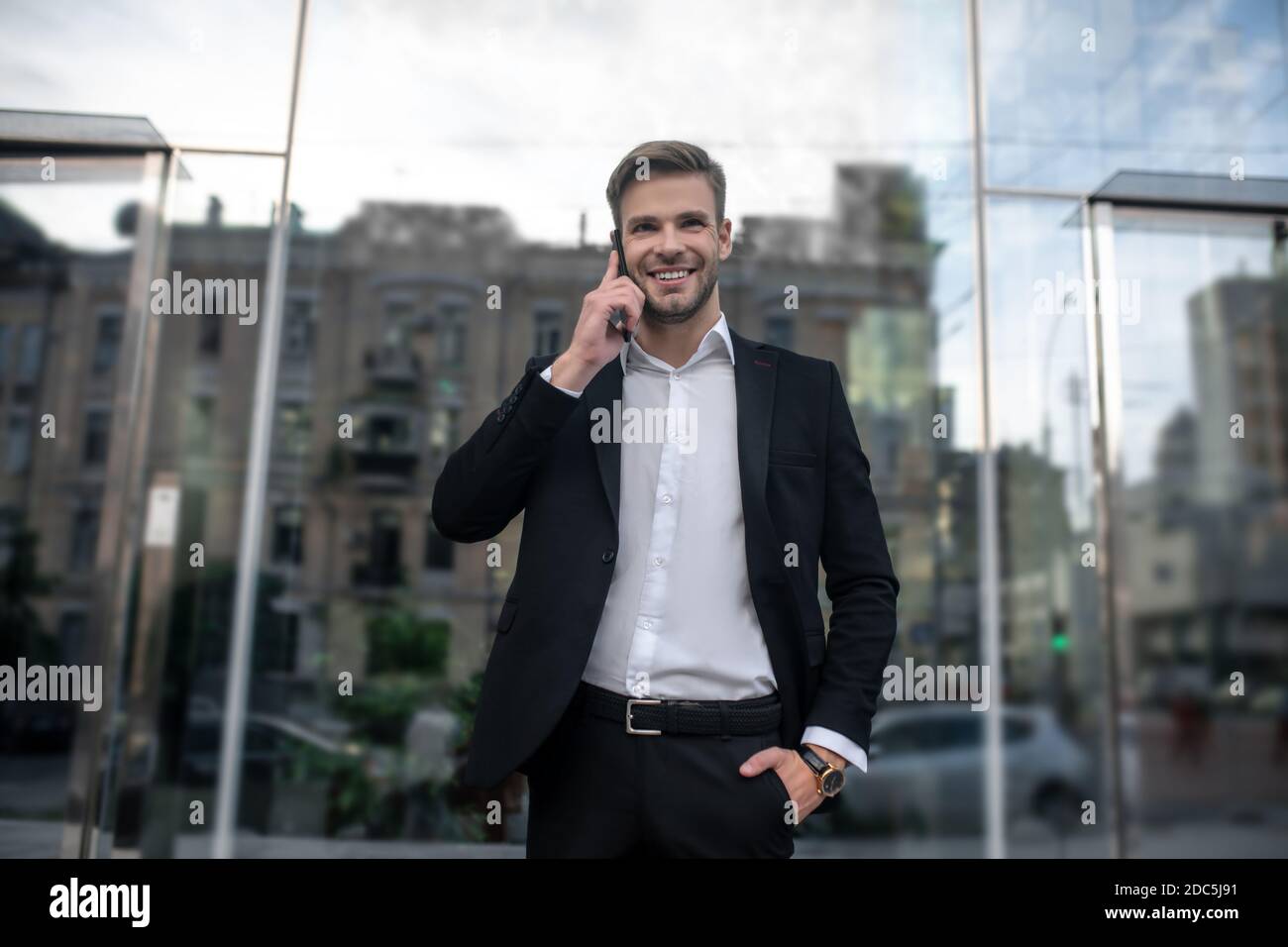 Elegant black man talking hi-res stock photography and images - Alamy