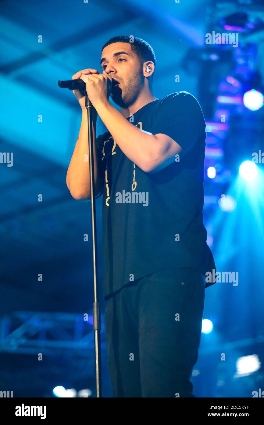 South africa backing vocalist hi-res stock photography and images - Alamy