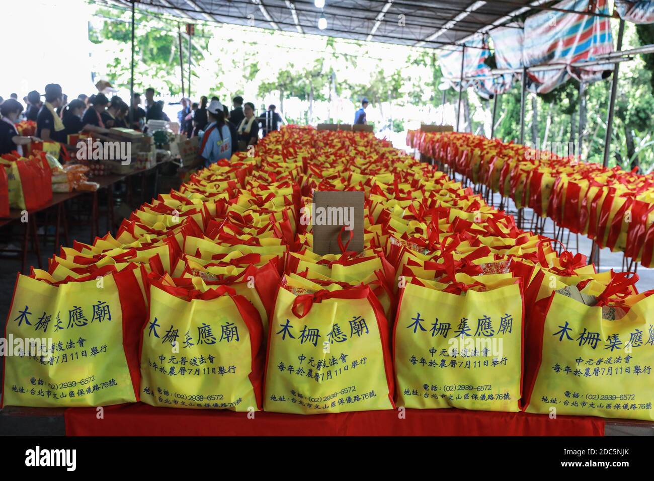 Taipei. 29th Aug, 2020. The traditional ghost festival religious ...
