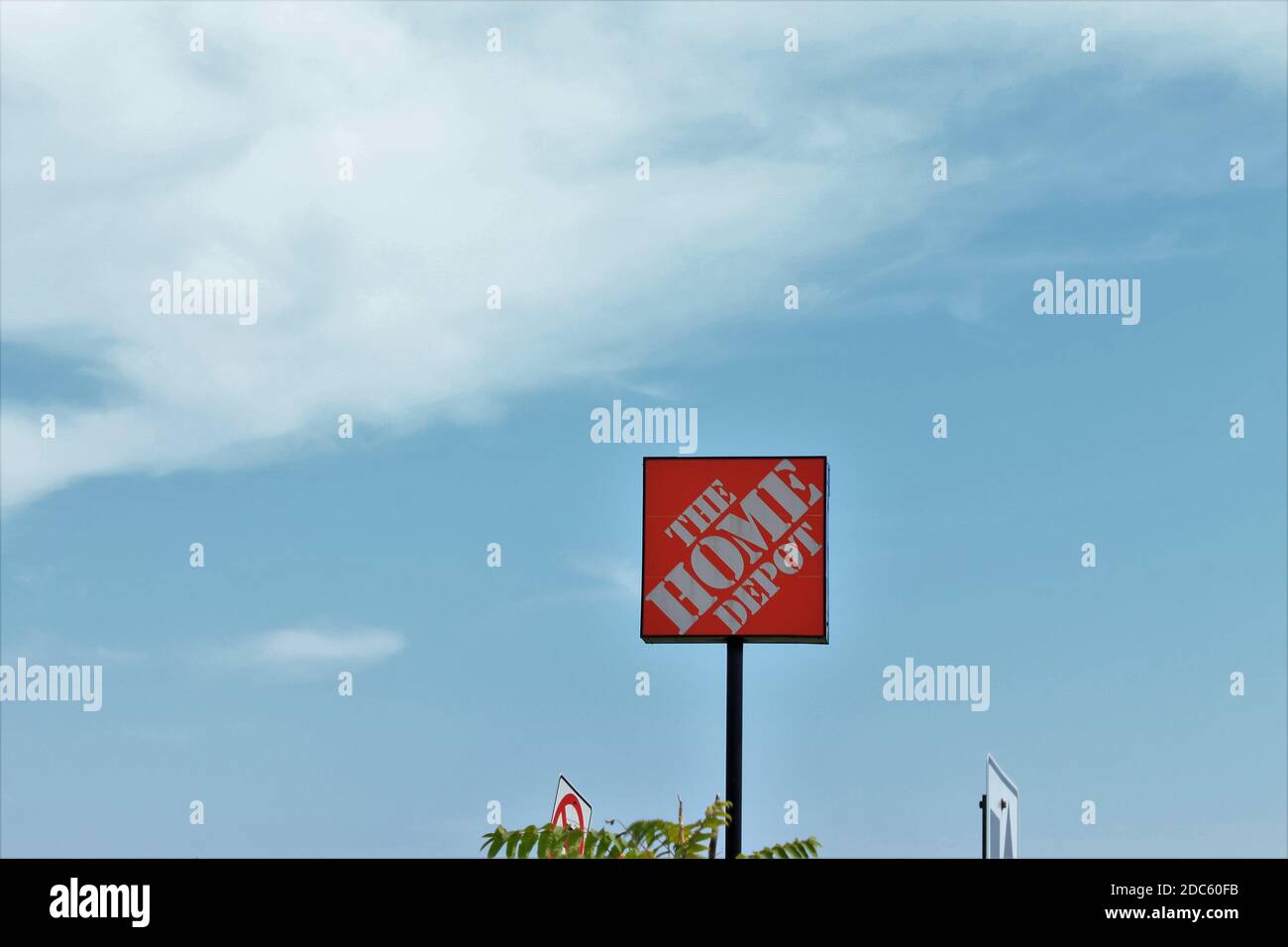 Home depot logo hi-res stock photography and images - Alamy