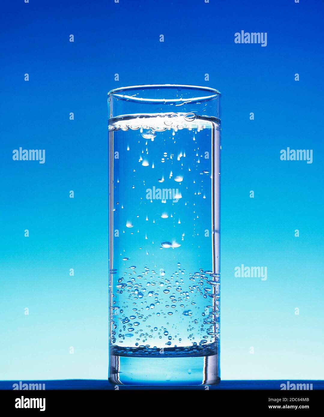 GLASS OF SPARKLING WATER SHOWING BUBBLES Stock Photo - Alamy