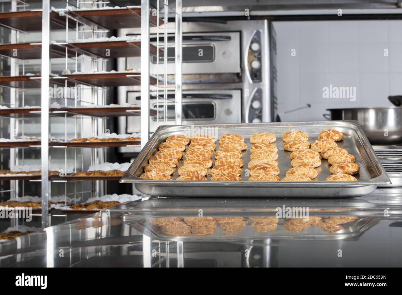 The production of tasty cakes in the bakery Stock Photo - Alamy