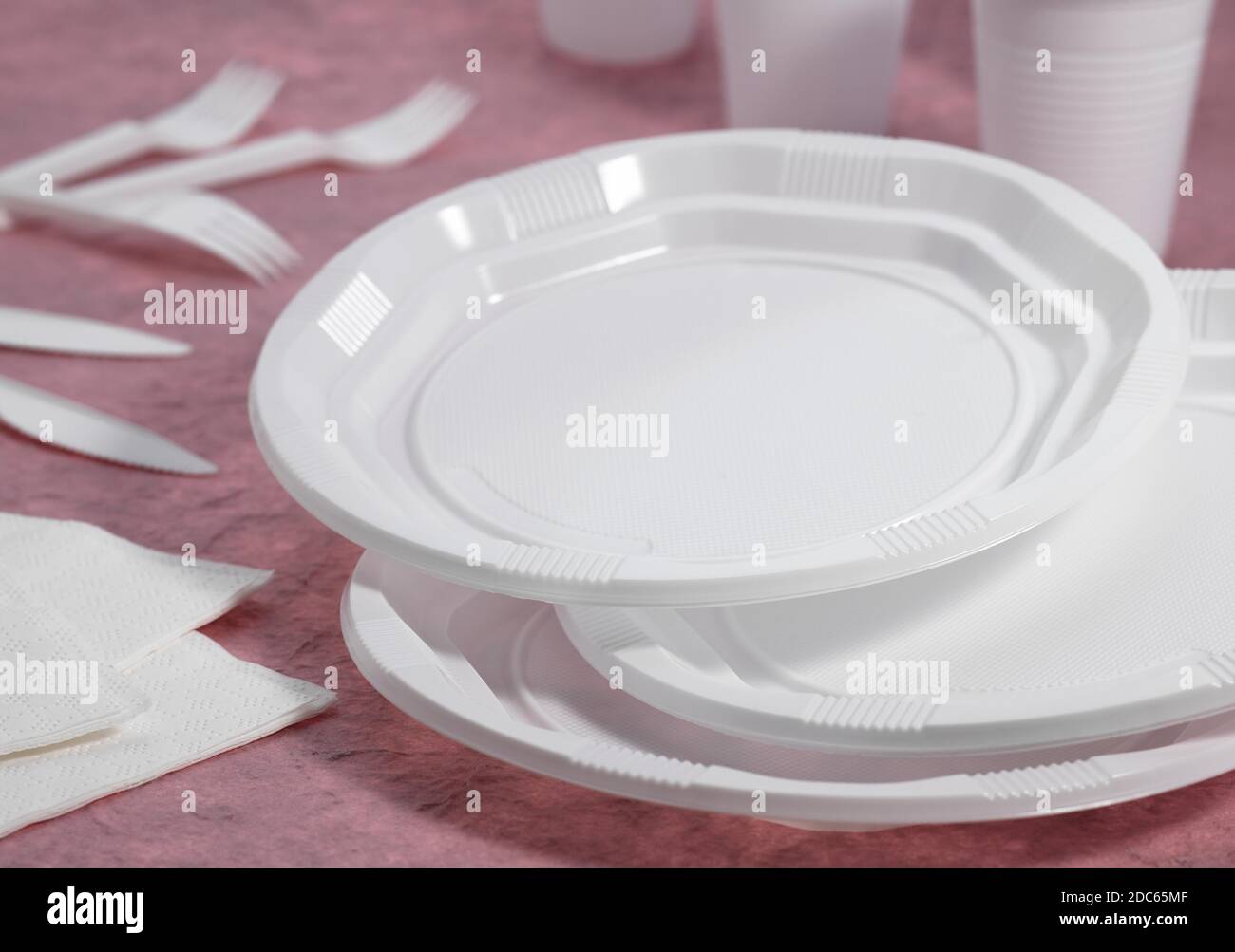 PLASTIC PLACE SETTING AND PAPER NAPKIN Stock Photo - Alamy