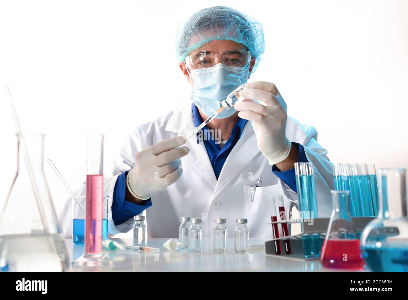 Medical doctor nurse loading syringe hi-res stock photography and ...