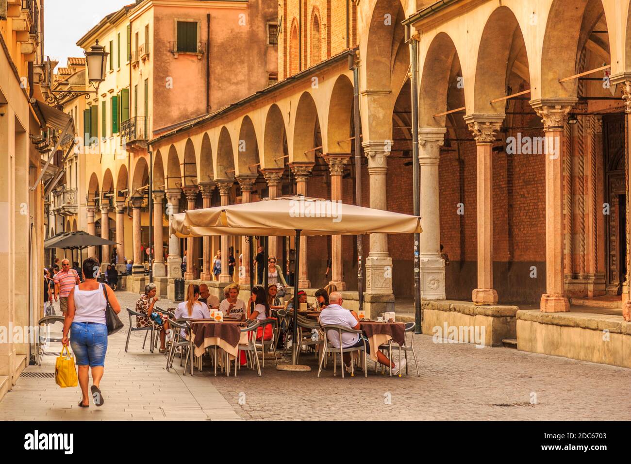 Cobbled street facade baroque hi-res stock photography and images - Alamy