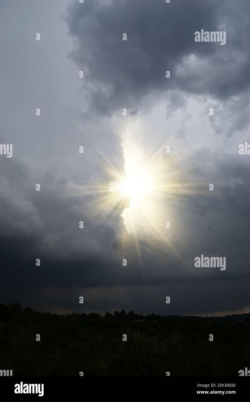 Sunbeams breaking through the clouds hi-res stock photography and ...