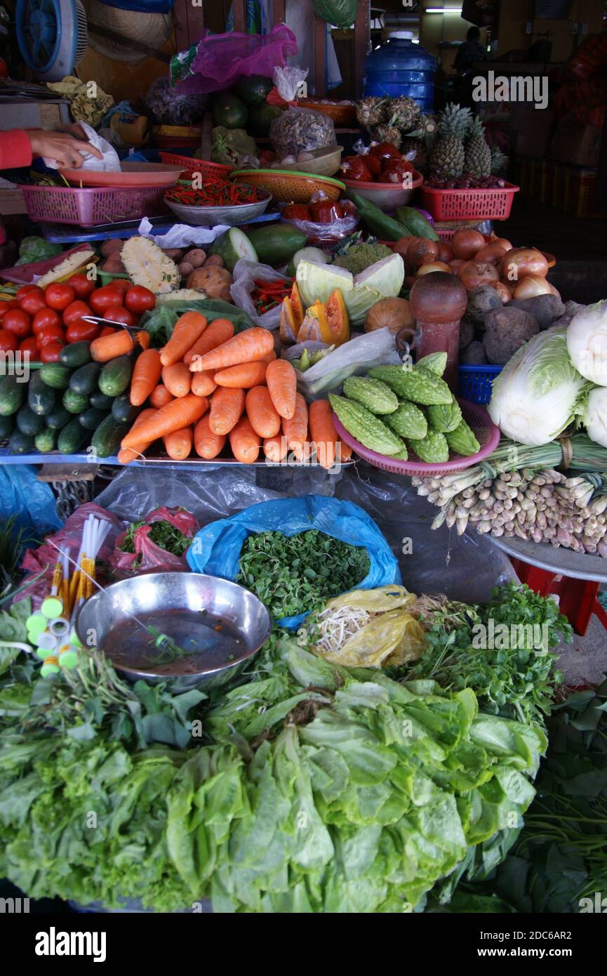 Vegetables on display at a Vietnamese market Stock Photo - Alamy