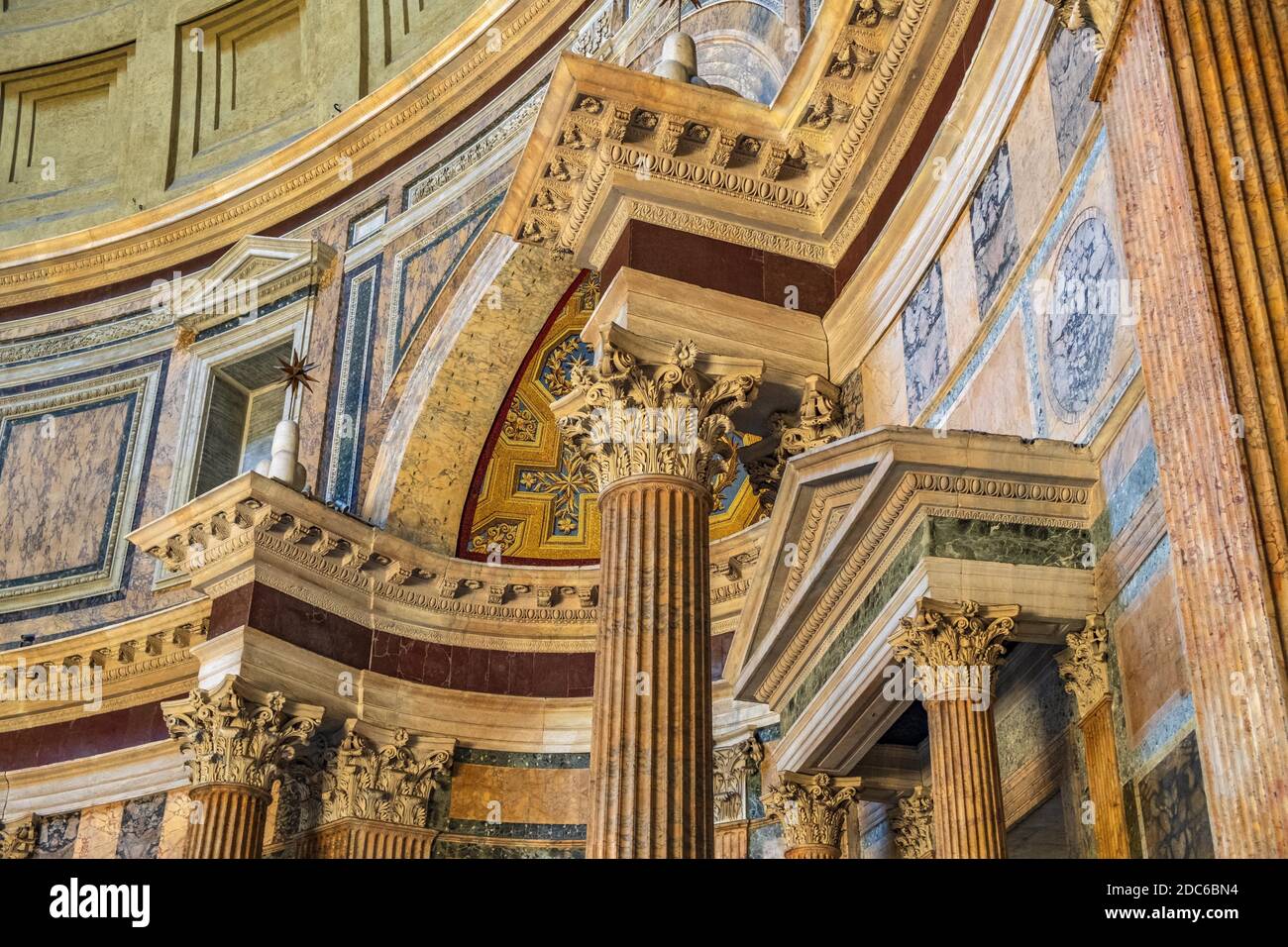 Rome, Lazio / Italy - 2019/06/17: Interior of Roman Pantheon ancient ...