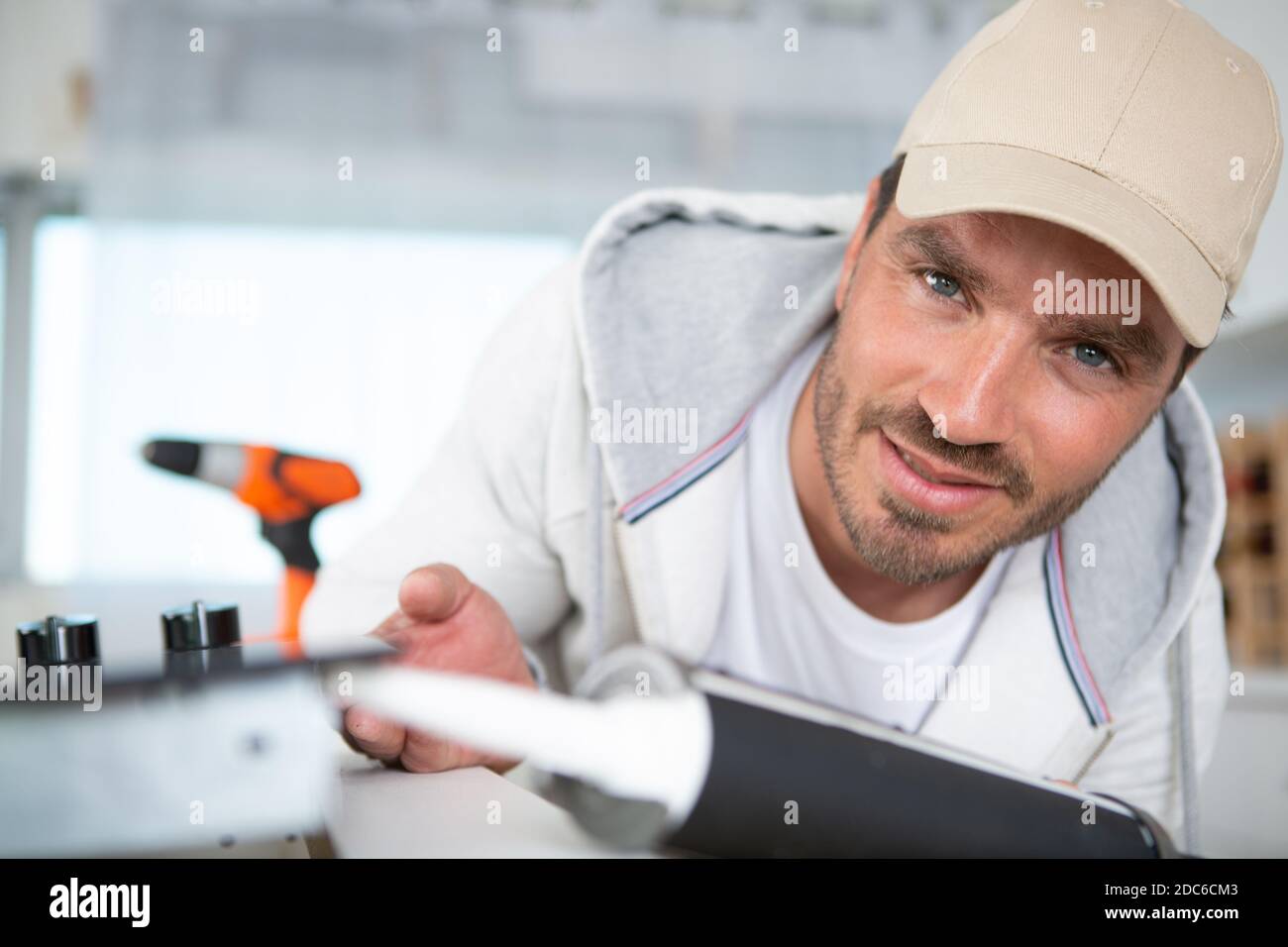 man applying silicone sealant with caulking gun Stock Photo - Alamy