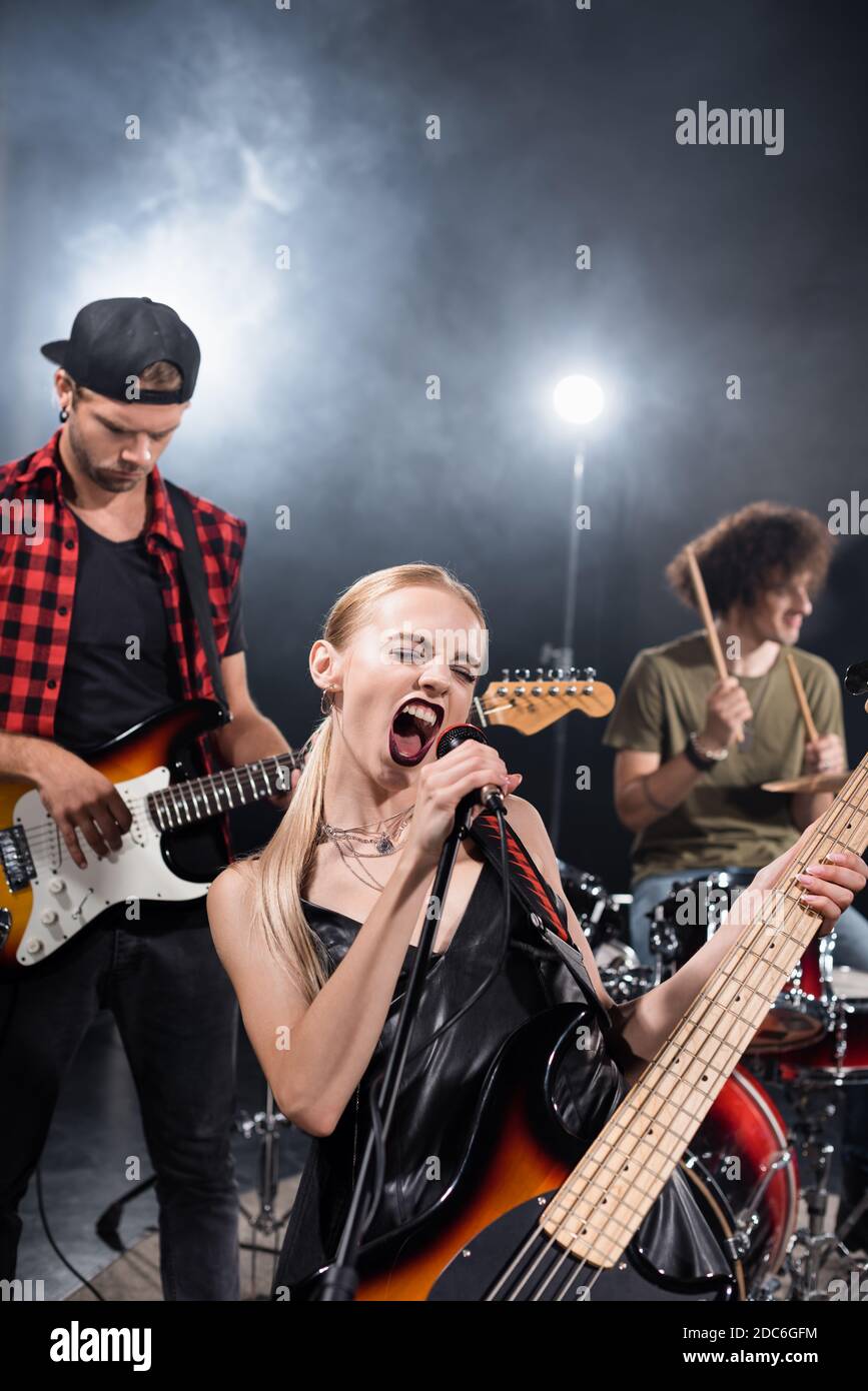 Blonde female vocalist hi-res stock photography and images - Alamy