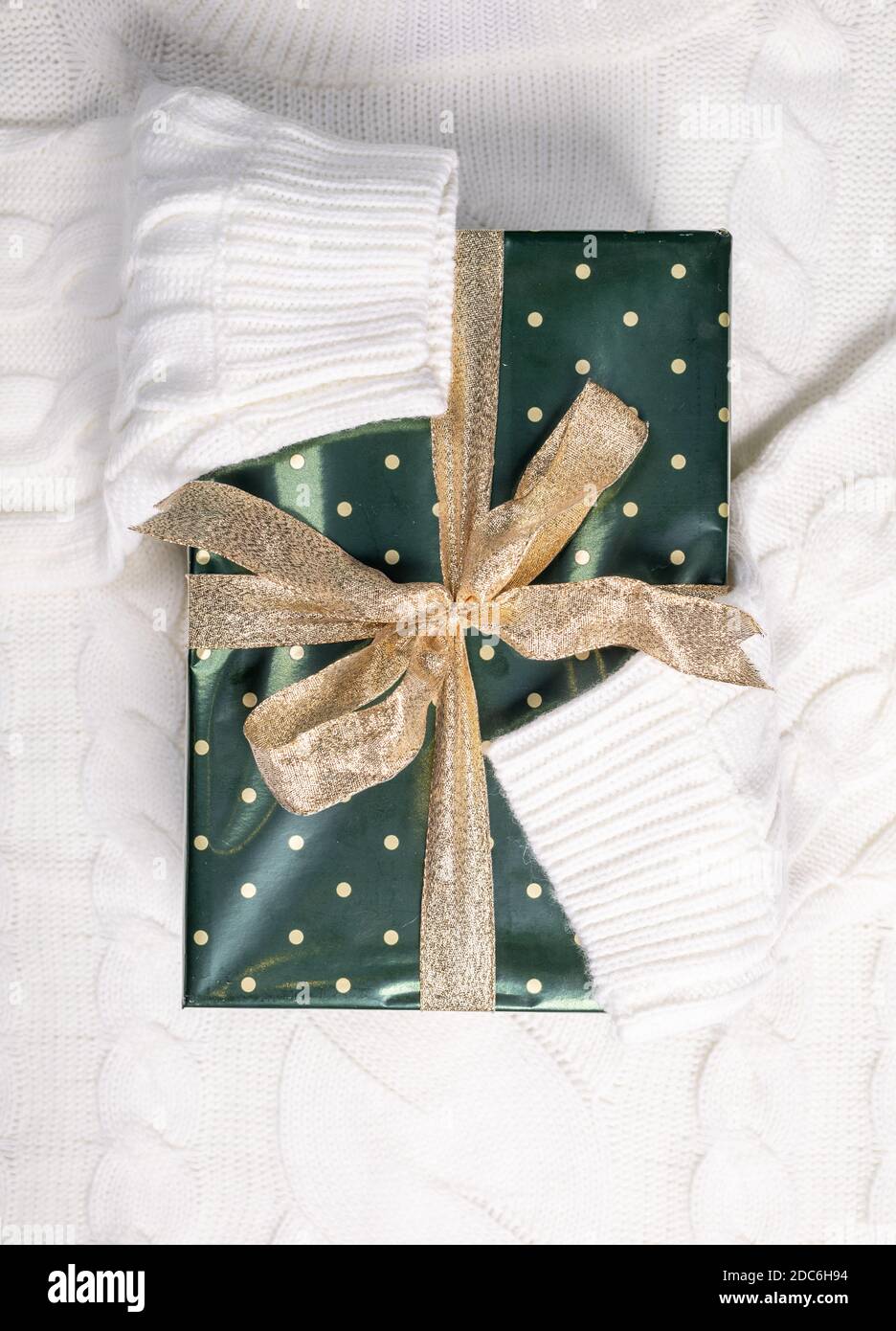 Green gift box hi-res stock photography and images - Alamy
