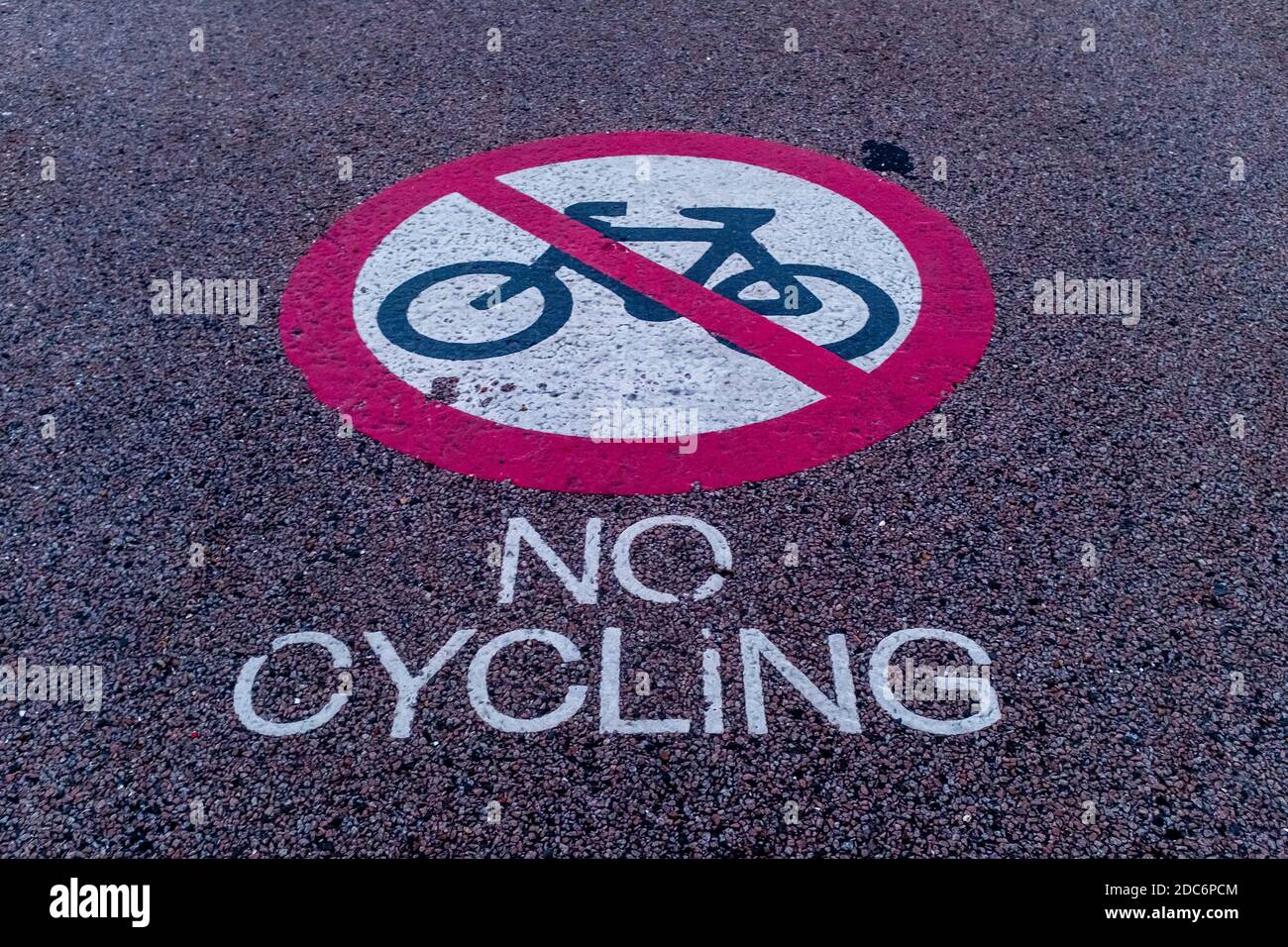 Cycling warning sign hi-res stock photography and images - Alamy