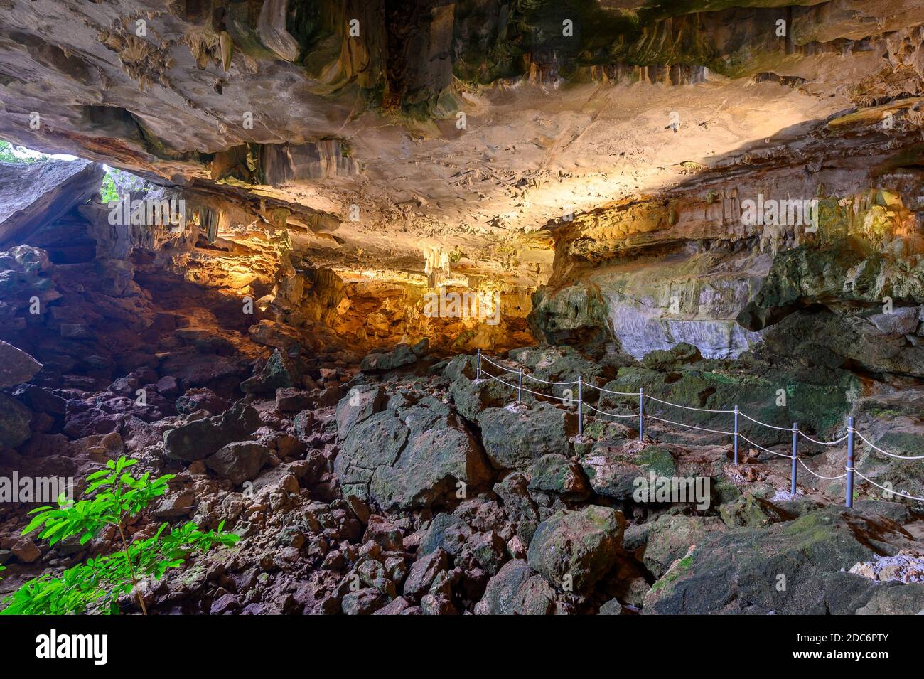 The Trinh Nu Cave is an important archaeological relic in Halong Bay ...