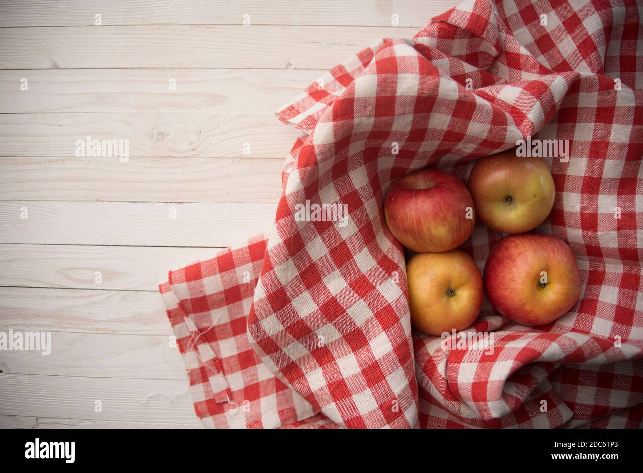apples on a checkered fabric Stock Photo - Alamy