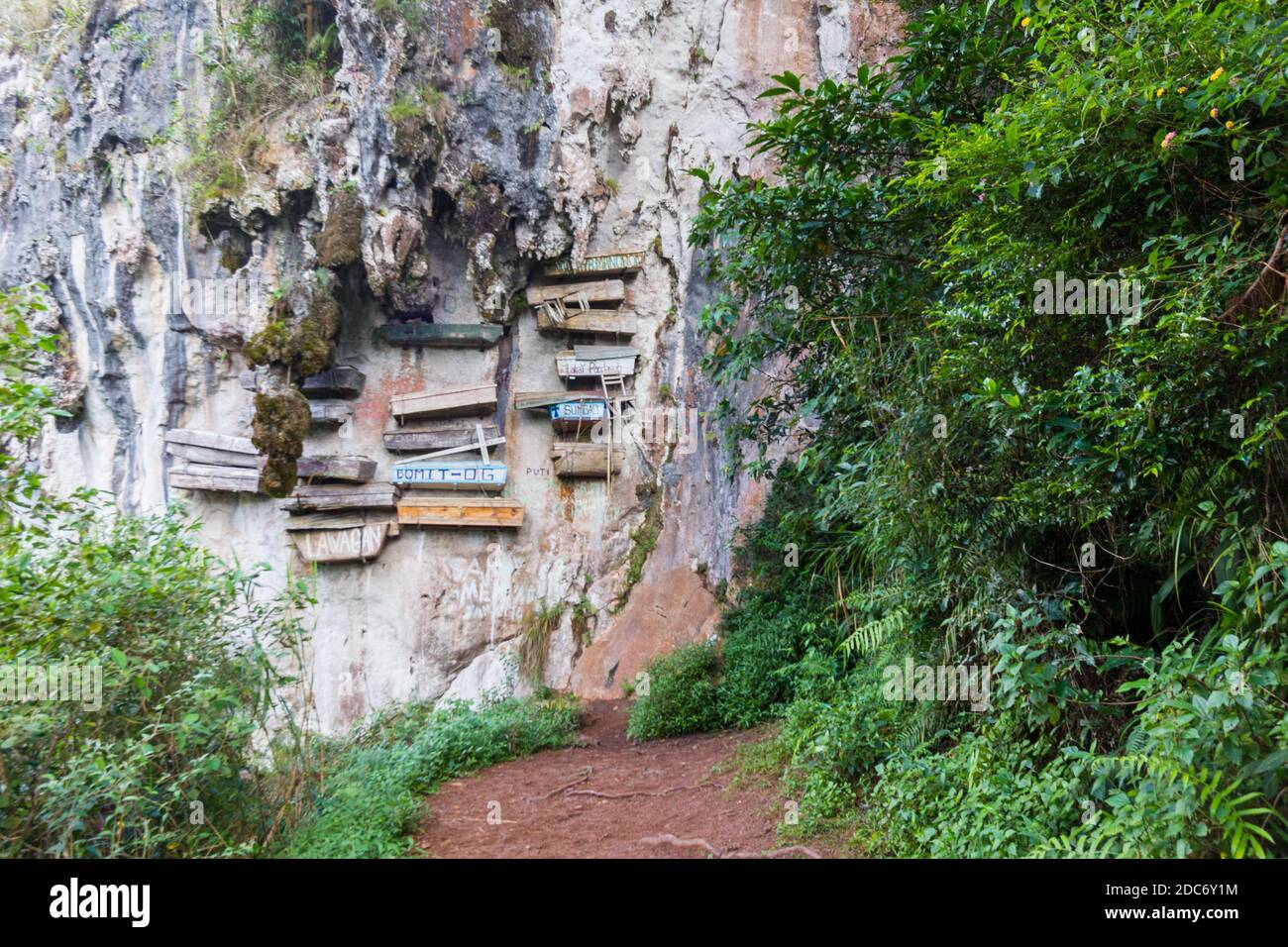 The hanging coffins of Sagada in the Philippines Stock Photo - Alamy
