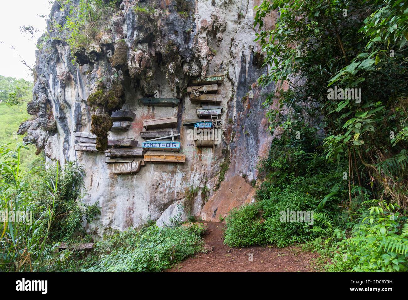 The hanging coffins of Sagada in the Philippines Stock Photo - Alamy