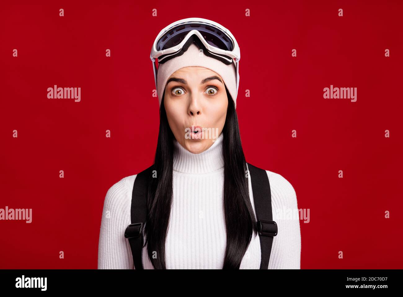 Portrait of young attractive shocked amazed surprised girl snowbroarder ...