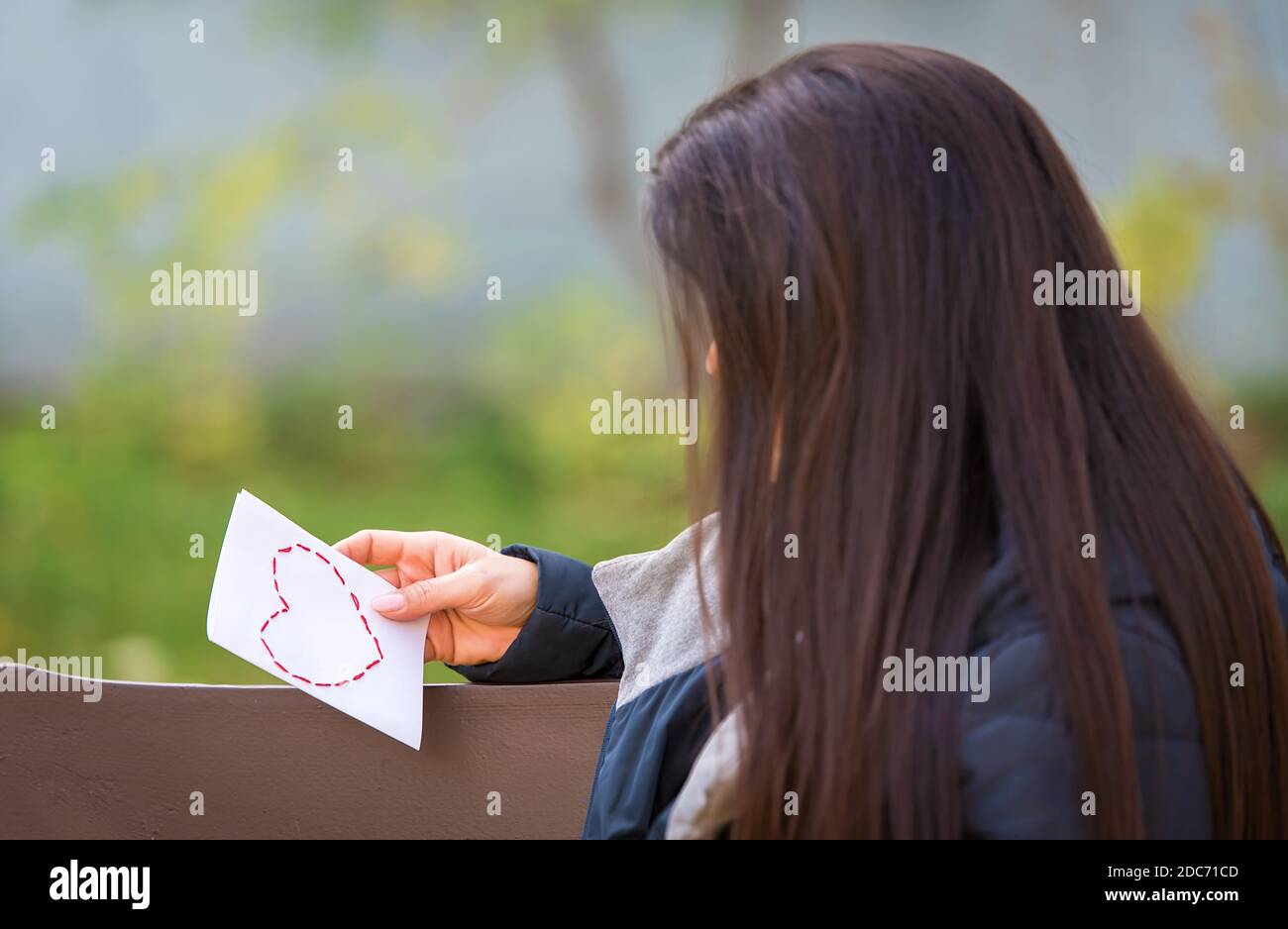 Woman holding a love letter in her hand Stock Photo - Alamy