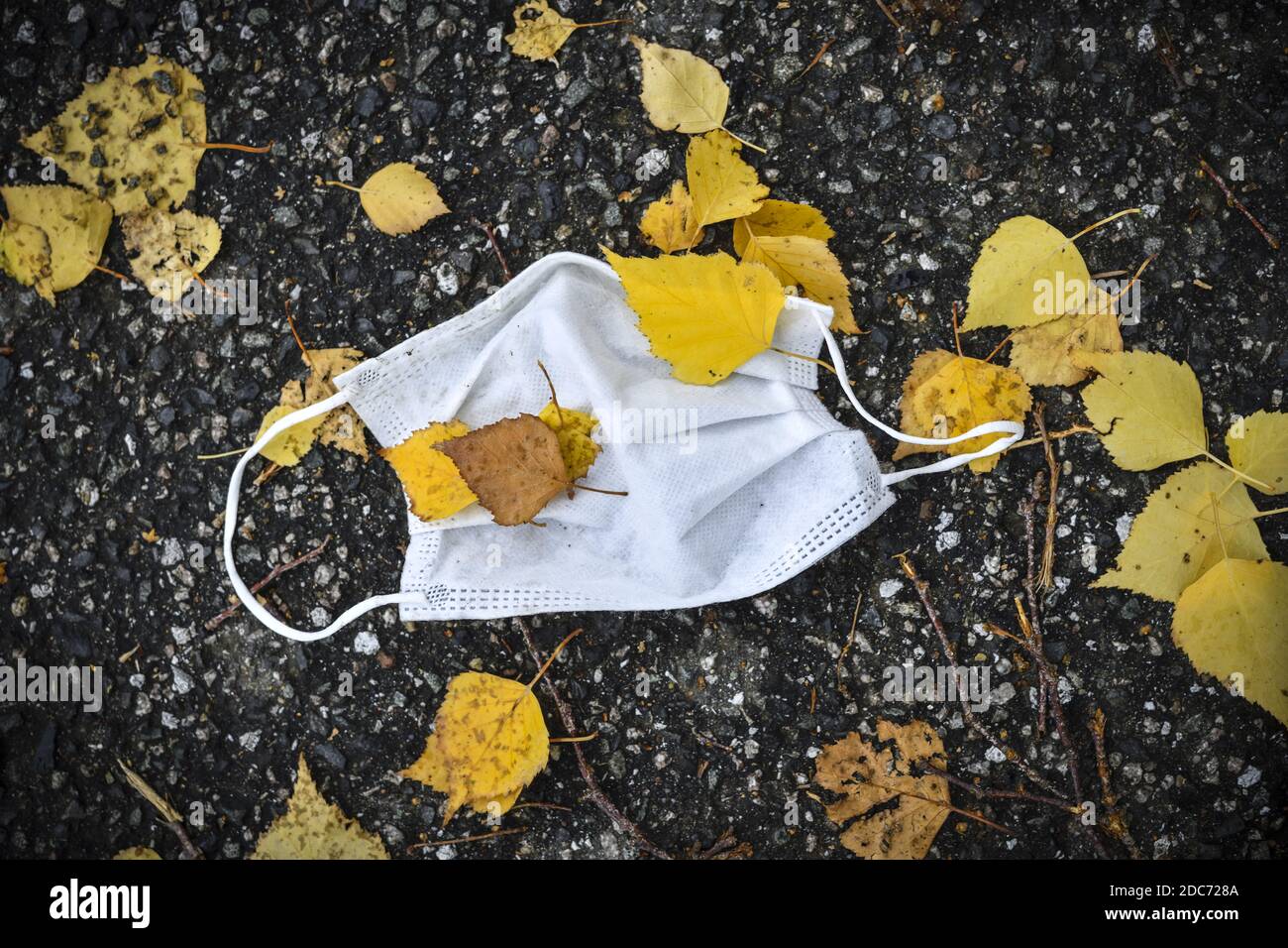 Face mask lying on the ground Stock Photo - Alamy