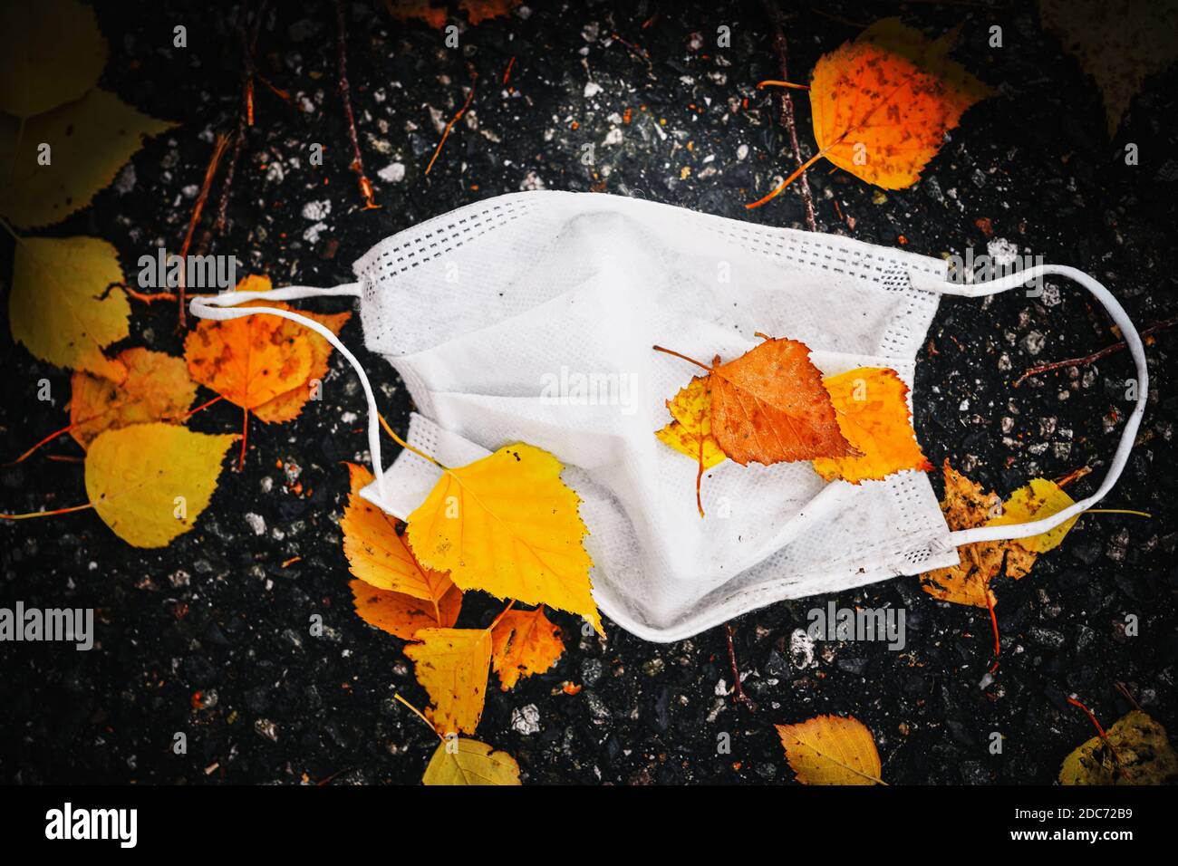 Face mask lying on the ground Stock Photo - Alamy