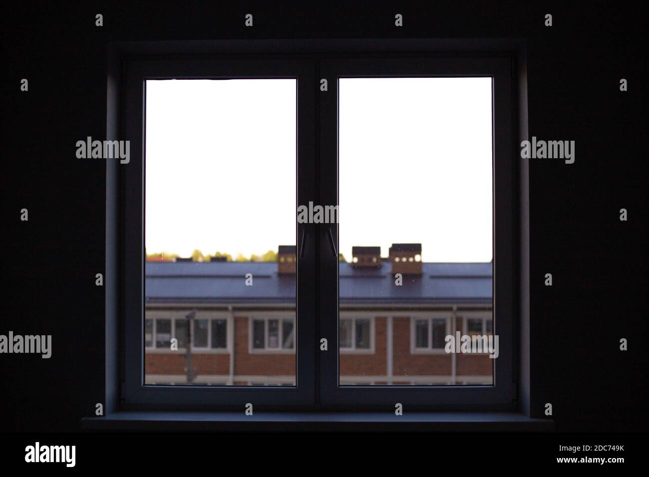 Empty room dark window hi-res stock photography and images - Alamy