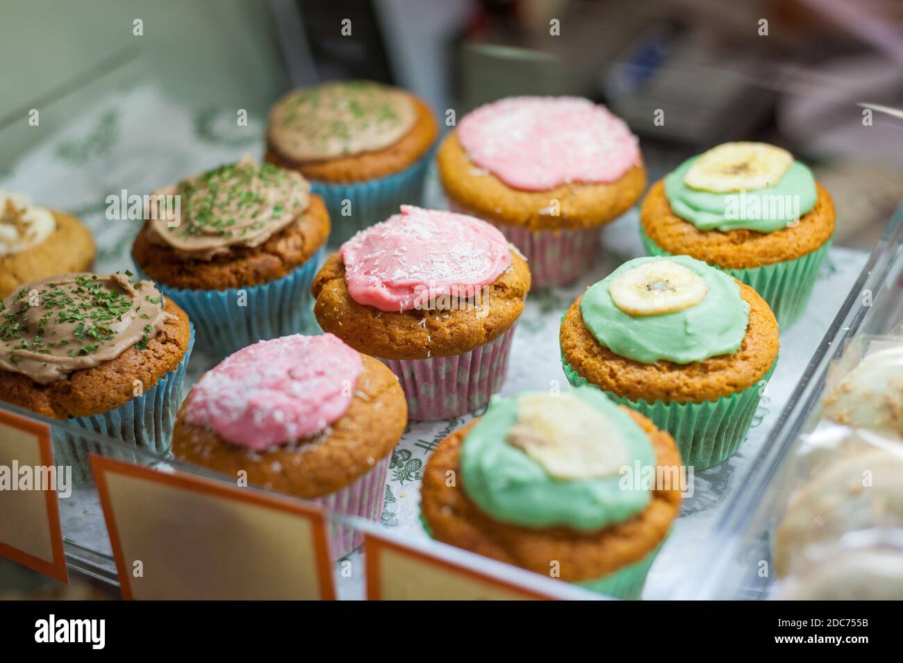 Brightly coloured cupcakes hi-res stock photography and images - Alamy