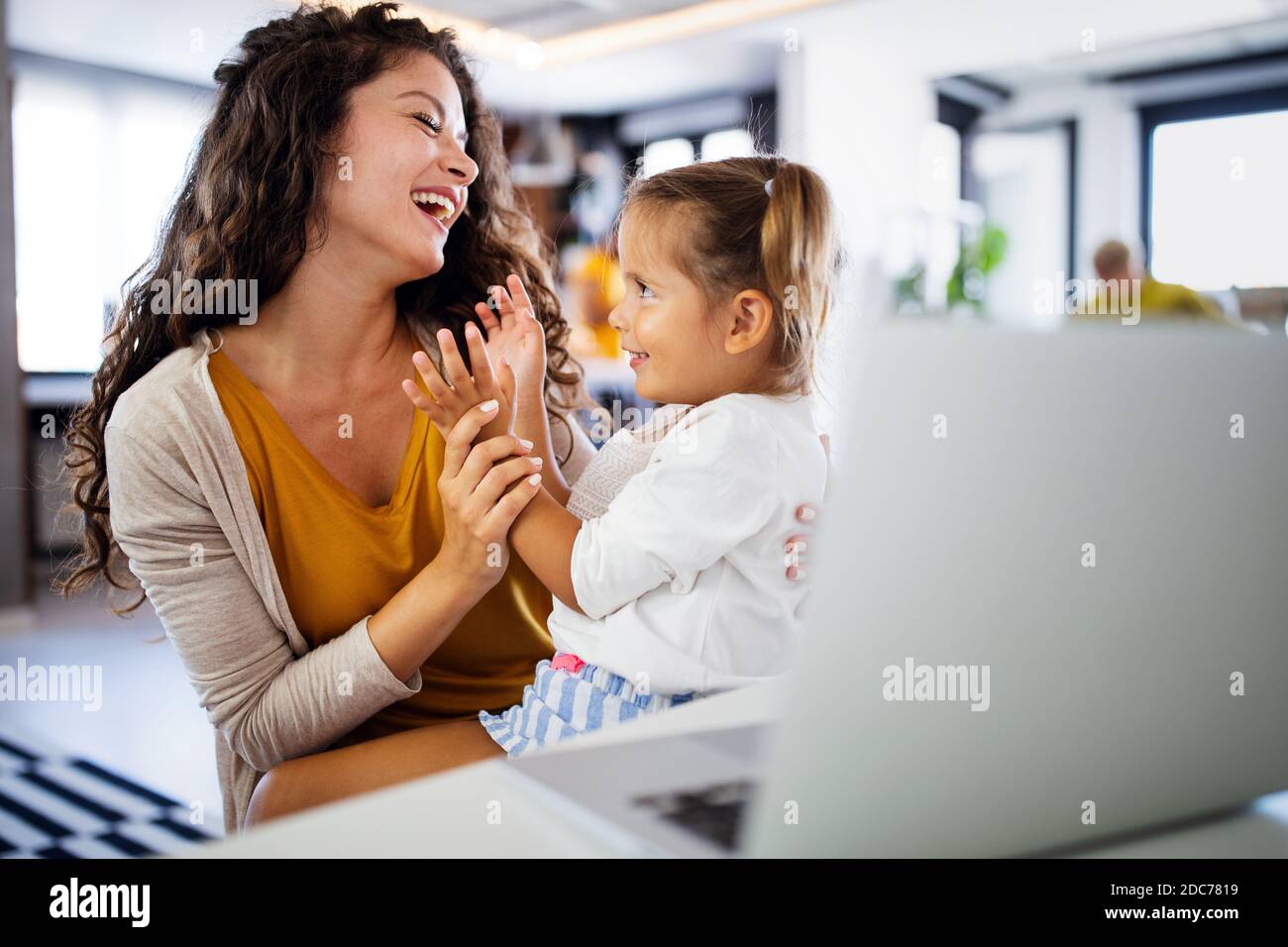 Working mother and child hi-res stock photography and images - Alamy